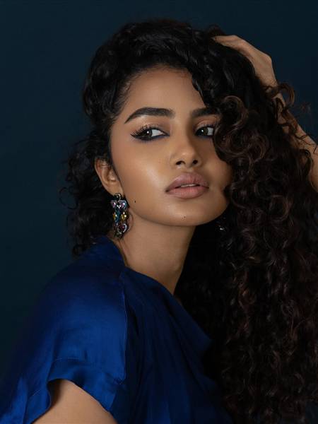 மாடர்ன் உடையில் ஸ்டன்னிங் லுக்.. நடிகை அனுபமாவின் ரீசன்ட் ஸ்டில்ஸ் ...