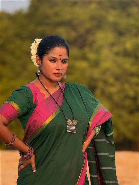 காட்டன் புடவையில் அசத்தும் அழகு.. நடிகை கேபியின் லேட்டஸ்ட் பிக்ஸ் ...