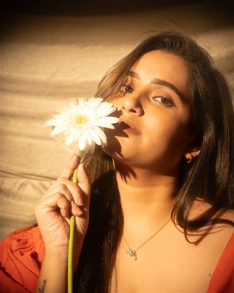 புடவையில் கவனத்தை ஈர்க்கும் ஜாக்லின்.. போட்டோ எடுத்தது யாரு தெரியுமா ...