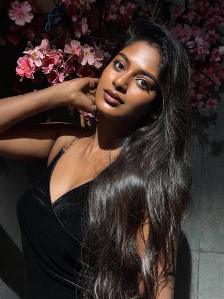 கருப்பு கவுனில் ஸ்டன்னிங் லுக்.. ரசிகர்களின் கவனத்தை ஈர்க்கும் வினுஷா! | Actress Vinusha Devi ...