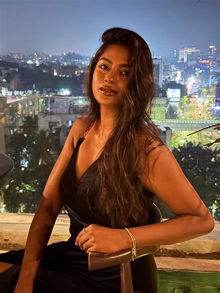 கருப்பு கவுனில் ஸ்டன்னிங் லுக்.. ரசிகர்களின் கவனத்தை ஈர்க்கும் வினுஷா! | Actress Vinusha Devi ...