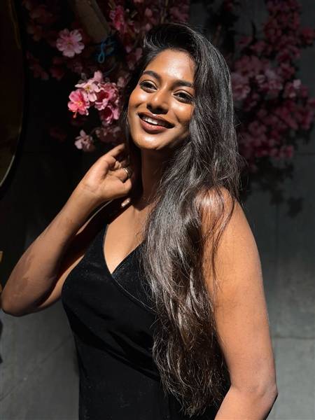 கருப்பு கவுனில் ஸ்டன்னிங் லுக்.. ரசிகர்களின் கவனத்தை ஈர்க்கும் வினுஷா! | Actress Vinusha Devi ...