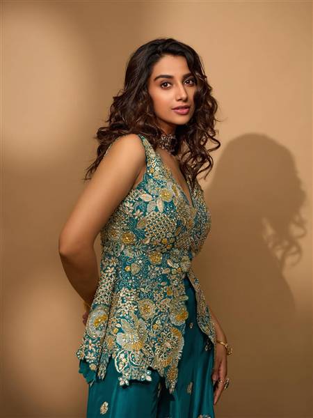 க்யூட் போஸில் ரசிகர்களை கவரும் மீனாட்சி.. லைக்குகளை குவிக்கும் ...