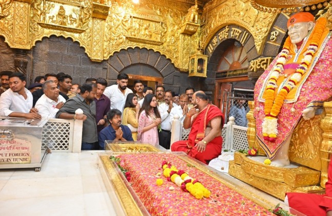 சீரடியில் விஜய்யுடன் செல்ஃபி எடுத்த சீரியல் நடிகை.. செம சந்தோஷத்துல ...