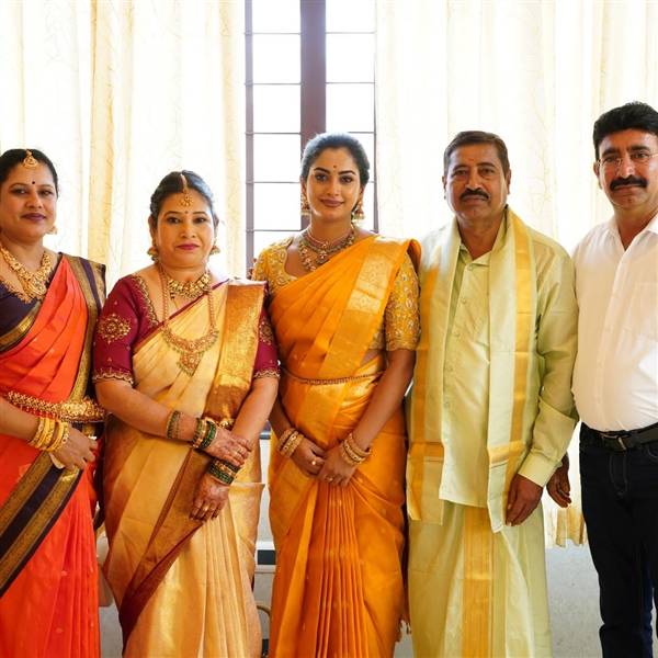 இவங்க தம்பியா இது? குடும்பத்தோடு க்யூட்டாக போஸ் கொடுத்த சீரியல் நடிகை ...