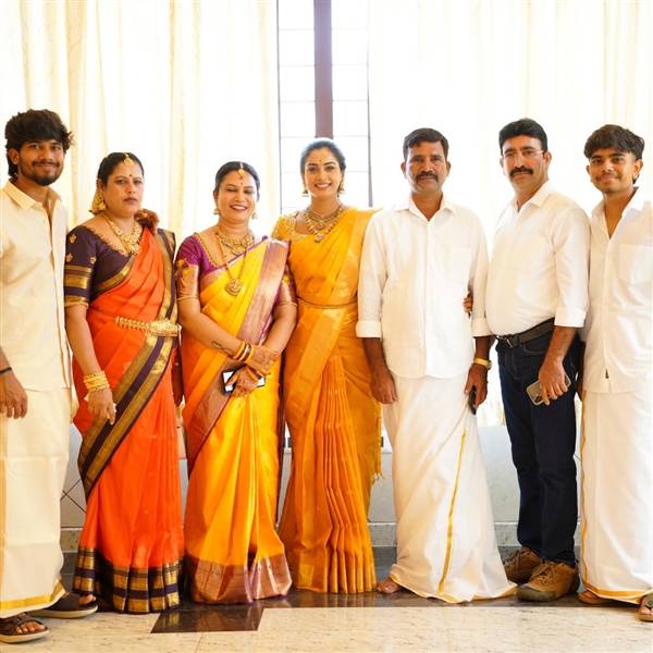இவங்க தம்பியா இது? குடும்பத்தோடு க்யூட்டாக போஸ் கொடுத்த சீரியல் நடிகை ...