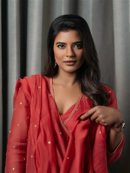 இவ்வளவு விலையா? ரெட் சுடிதாரில் அசத்தும் ஐஸ்வர்யா ராஜேஷ்! | Actress ...
