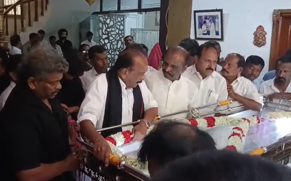 கண்ணீர் விட்ட பாக்யராஜ்.. பாரதிராஜா உடலுக்கு அஞ்சலி செலுத்திய ...