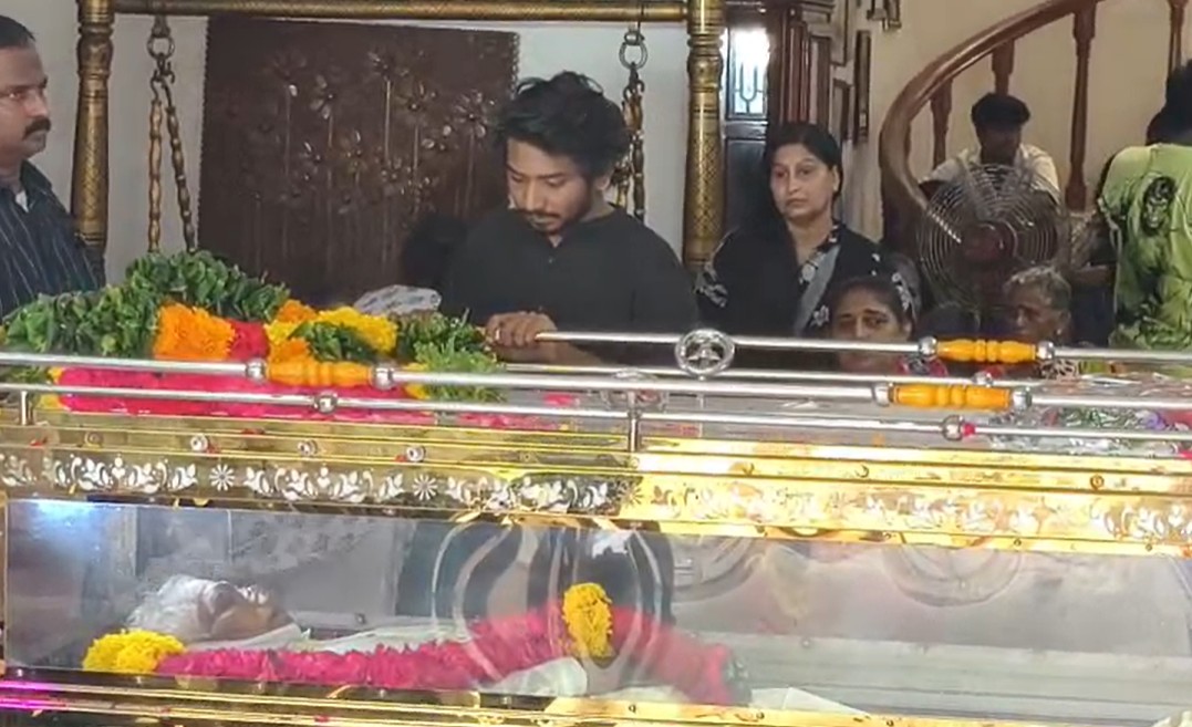 கைத்தாங்கலாக வந்த பவர் ஸ்டார்.. பாரதிராஜா உடலுக்கு அஞ்சலி செலுத்திய ...