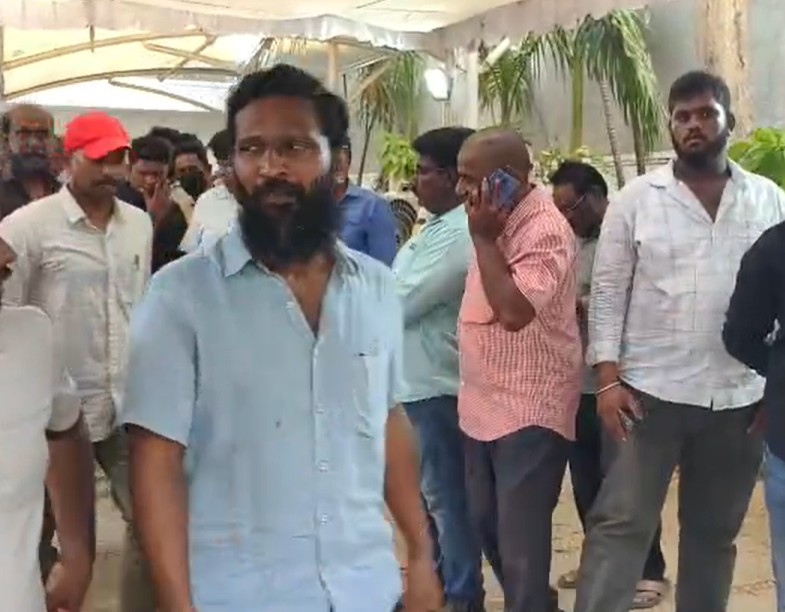 கைத்தாங்கலாக வந்த பவர் ஸ்டார்.. பாரதிராஜா உடலுக்கு அஞ்சலி செலுத்திய ...