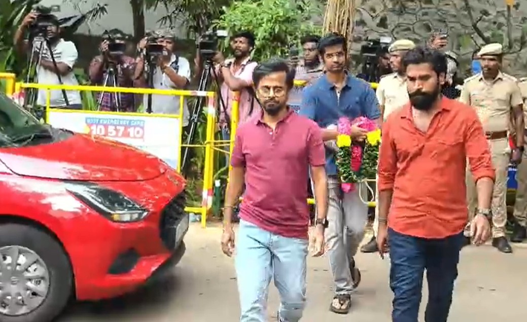 கைத்தாங்கலாக வந்த பவர் ஸ்டார்.. பாரதிராஜா உடலுக்கு அஞ்சலி செலுத்திய ...