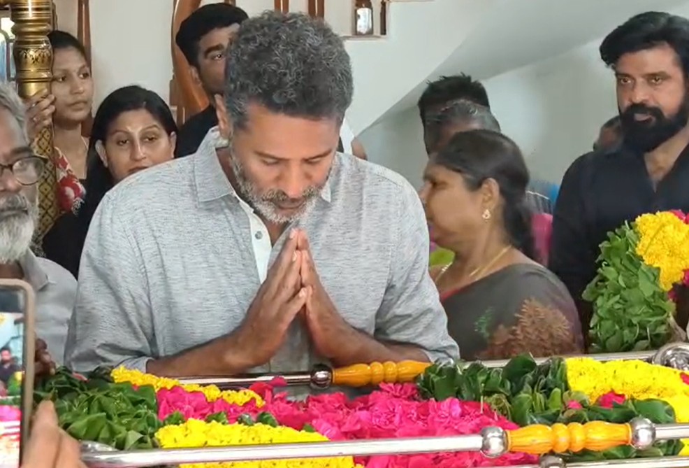 கைத்தாங்கலாக வந்த பவர் ஸ்டார்.. பாரதிராஜா உடலுக்கு அஞ்சலி செலுத்திய ...