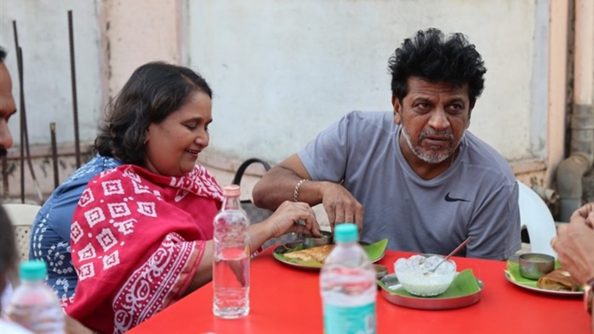 ಬೀರೂರಿನಲ್ಲಿ ಪತ್ನಿ ಜೊತೆ ಬಿಸಿ-ಬಿಸಿ ದೋಸೆ ಸವಿದ ಶಿವಣ್ಣ | Actor Shivarajkumar ...