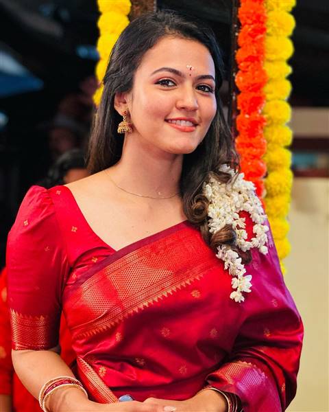 PHOTOS: நியூ ஈயரை வெளிநாட்டில் கொண்டாடும் 'டாடா' பட நடிகை.. யாருடன் ...