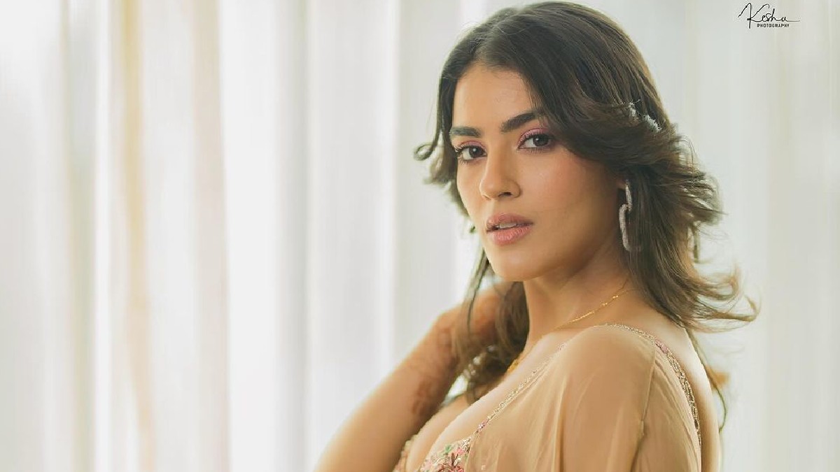 కావ్య థాపర్ కవ్వింపులు .. డోస్ అమాంతం పెంచేసిందిగా! | Actress Kavya Thapar Mind Blowing Beauty ...