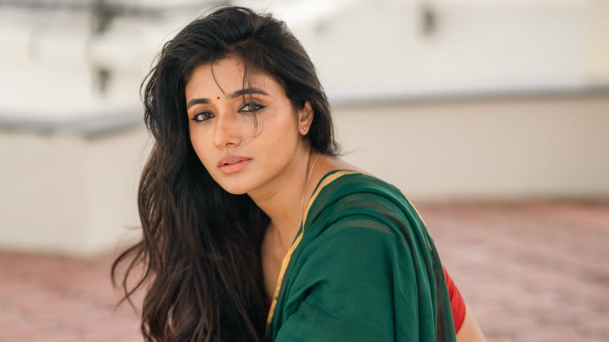 பச்சை புடவையில் பளிச்சென ஈர்க்கும் மிர்னா.. லைக்குகளை குவிக்கும் ரசிகர்கள்! | Actress Mirna ...