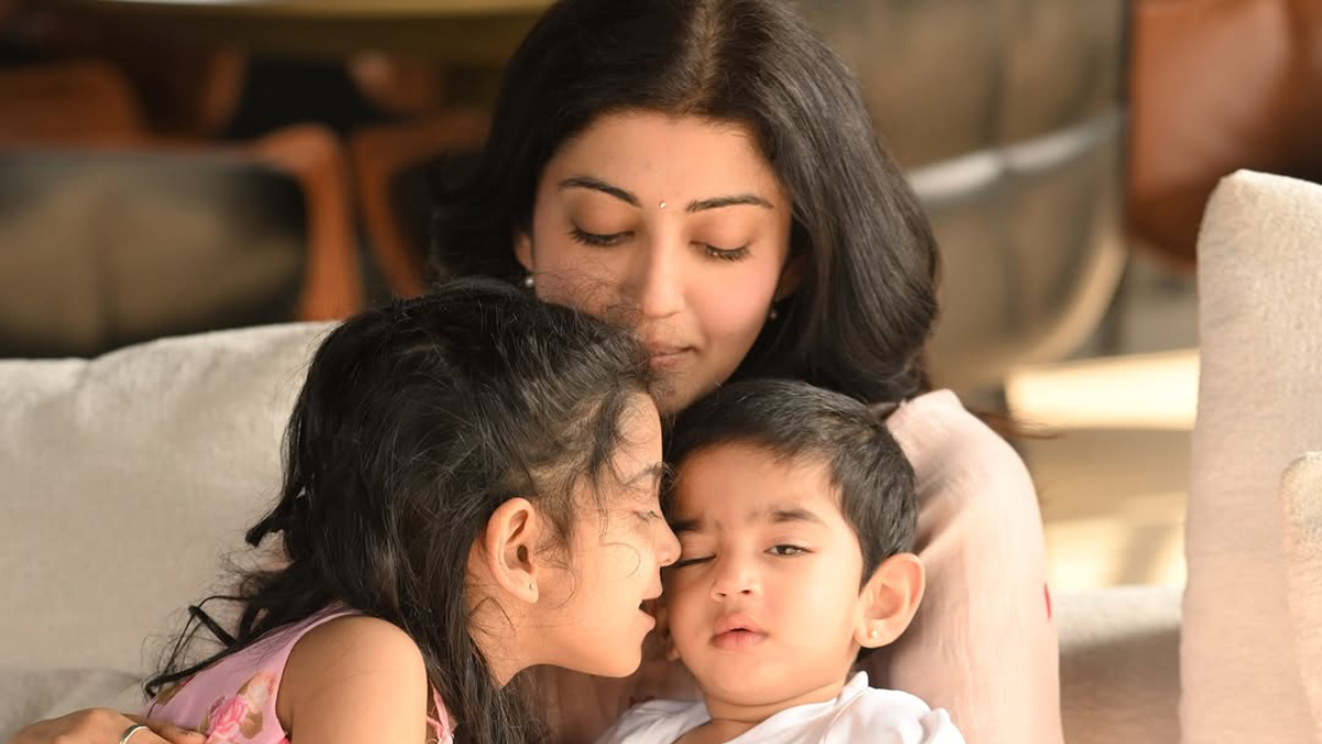 குழந்தைகளுடன் கொஞ்சி விளையாடும் ப்ரணிதா.. லைக்குகளை குவிக்கும் ...