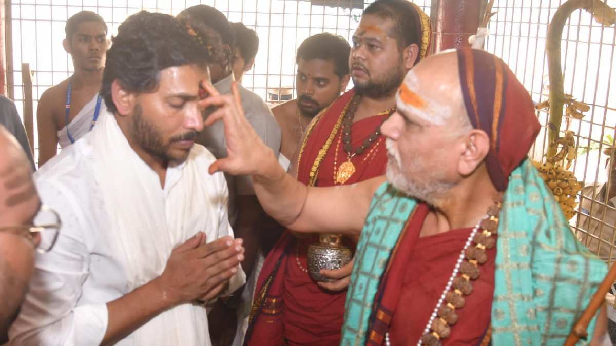 విశాఖలో సీఎం జగన్.. రాజశ్యామల అమ్మవారి ఆలయంలో ప్రత్యేక పూజలు | CM Jagan ...