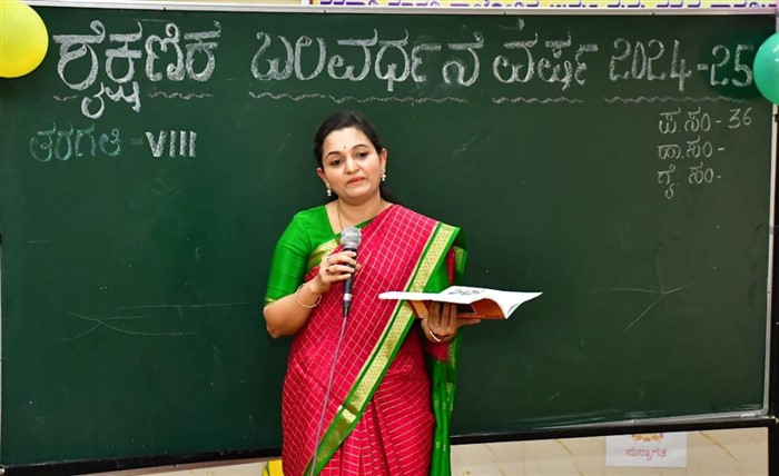 ಸರ್ಕಾರಿ ಶಾಲಾ ಮಕ್ಕಳಿಗೆ ಧಾರವಾಡ ಜಿಲ್ಲಾಧಿಕಾರಿ ದಿವ್ಯ ಪ್ರಭು ಪಾಠ | Dharwad DC Divya Prabhu Teaching For ...