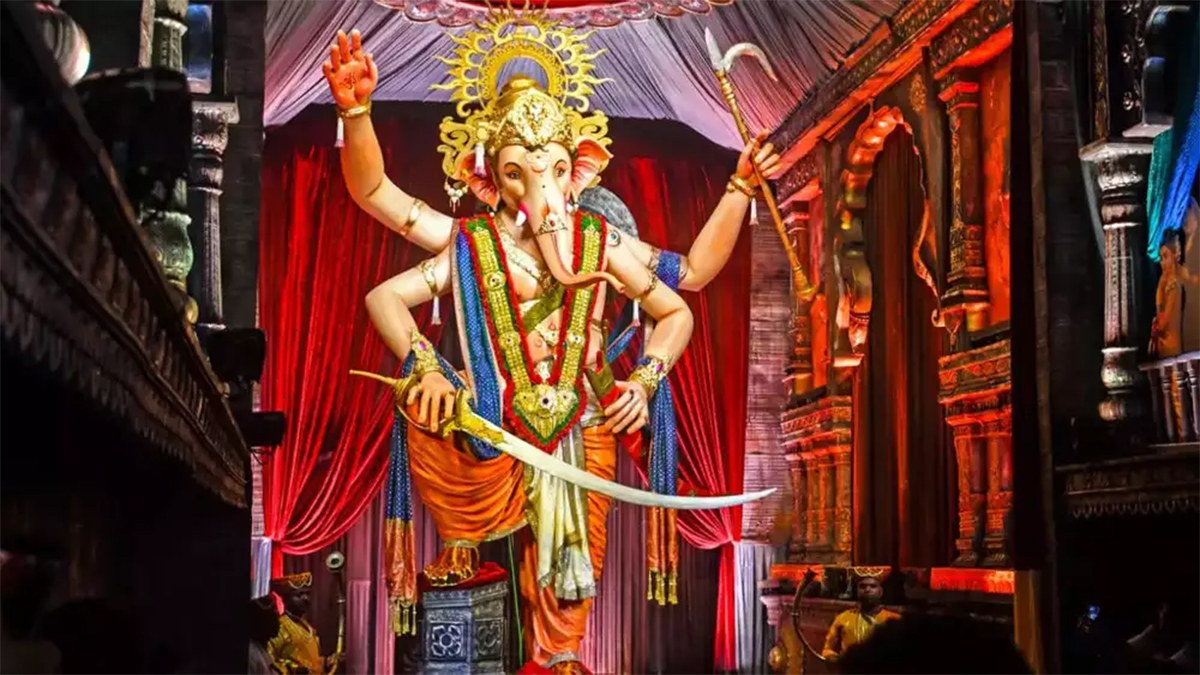 In Pics: Mumbai's Magnificent & Iconic Ganesha Pandals!! - Oneindia