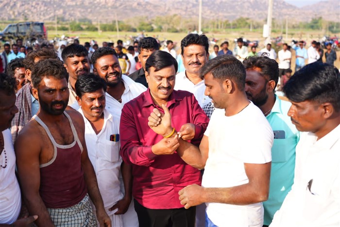 ಪ್ರಾಚೀನ ಕ್ರೀಡೆಗೆ ಜನಾರ್ದನ ರೆಡ್ಡಿ ಸಾಥ್‌: ಮುಂಗೈ ಆಟ ಗೆದ್ದವರಿಗೆ ಕಡಗ ಉಡುಗೊರೆ ...