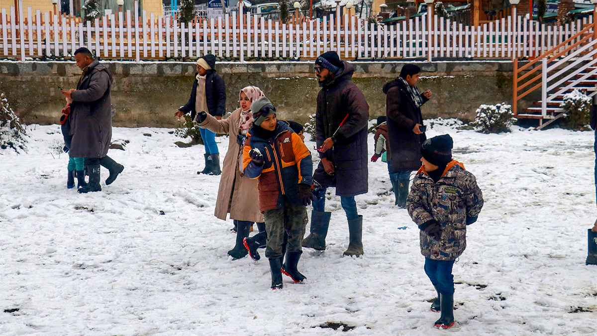 Northern India Embraces Snow: Winter Joy Captured in Photos - Oneindia