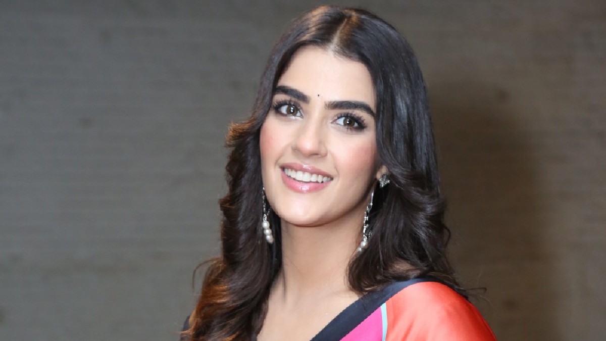 క్యూట్ అందాలతో మైమరిపిస్తున్న కావ్య థాపర్ | Ravi Teja Beauty Kavya ...