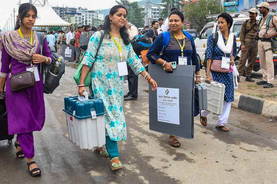 রাত পোহালেই তৃতীয় দফার লোকসভা নির্বাচন, নজরে কারা দেখুন | The Third ...