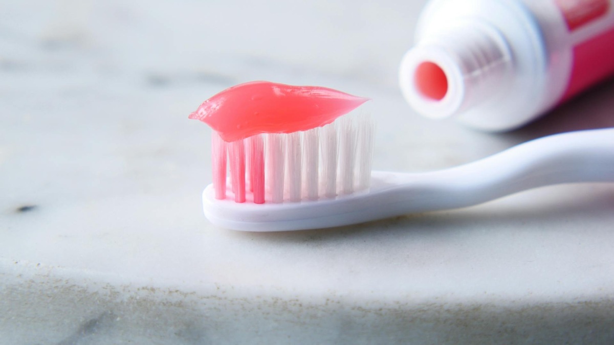 দাঁত মাজা ছাড়াও ঘরের এই সব কাজে ব্যবহৃত হয় টুথপেস্ট, আগে জানতেন কি ...