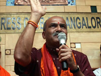 காதலர் தினத்தை எதிர்க்கும் ஸ்ரீராம் சேனாவுக்கு ஜட்டி அனுப்பும் ...