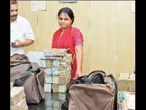 தேர்தலின்போது கோடிக்கணக்கில் பணத்தைப் பறிமுதல் செய்த ஆர்.டி.ஓவுக்கு ...