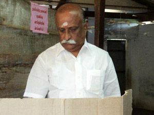 தேர்தல் விதிமுறைகளை விளக்கிய போலீசாருடன் அமைச்சர் செந்தூர் பாண்டியன் ...