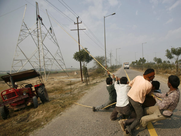 ஆடு மாடு போல அடிமைத்தொழில்... உயிர்போனாலும் கேள்வியில்லை... வட இந்திய ...