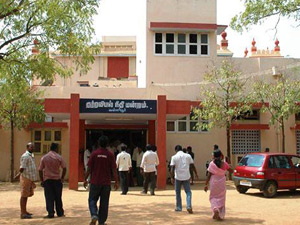 வள்ளியூர் நீதிமன்றத்தில் பணம் திருட்டு போலீசில் புகார் | Cash stolen in ...