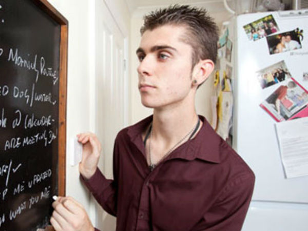 லண்டனில், பெற்றோர்களை, நண்பர்களை மறந்து கையில் ஐபோன் சகிதம் அலையும் நிஜ ...