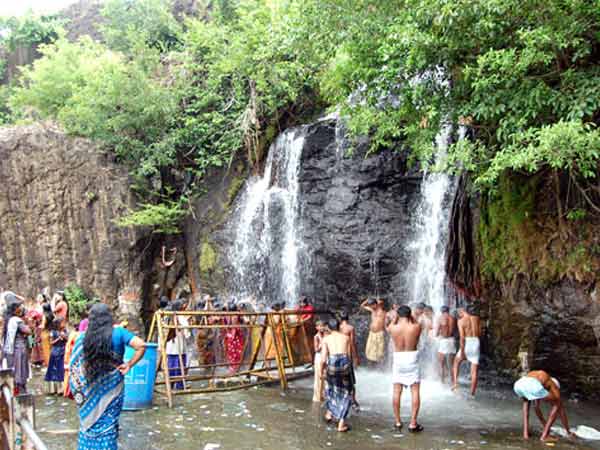 களக்காடு தலையணையில் திடீர் வெள்ளம்: சுற்றுலா பயணிகள் குளிக்கத் தடை ...