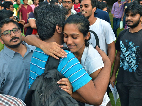 கட்டிப்பிடித்து முத்தமிட்ட சென்னை ஐஐடி மாணவர்கள் | Mixed response to ...