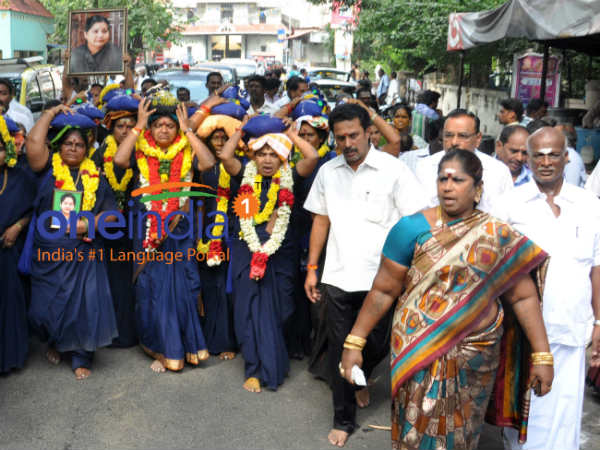 "அம்மா" மீண்டும் முதல்வராக வேண்டி இருமுடி கட்டி ஐயப்பன் கோவிலுக்குப் ...