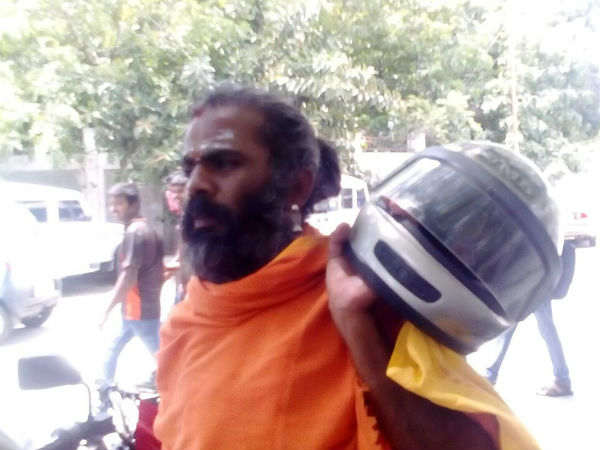 சிவனடியாருக்கு வந்த ஹெல்மெட் சோதனை.. தீர்க்க முடியாமல் தவித்த போலீஸ் ...