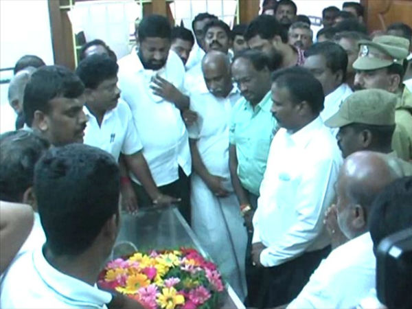 முன்னாள் அமைச்சர் செந்தூர் பாண்டியன் உடலுக்கு சரத்குமார், அமைச்சர்கள் ...