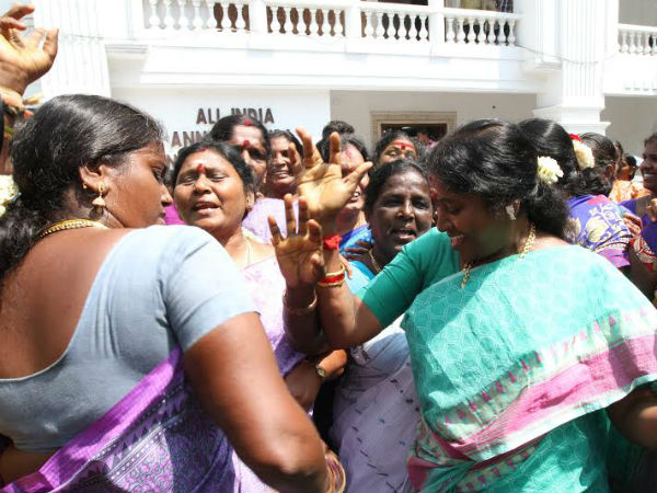 அதிமுக மகளிர் அணியின் பிரமாண்ட ''அம்மா கேக்'', ஆடலுடன் பாடல்!! | AIADMK ...