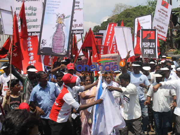 மூடு, மூடு, டாஸ்மாக்கை மூடு: மக்கள் அதிகார அமைப்பினருடன் சேர்ந்து ...