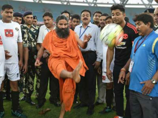 பலமுறை பந்தை உதைத்தும் ஒரு கோல் கூட போட முடியாத பாபா ராம்தேவ்! | Baba ...