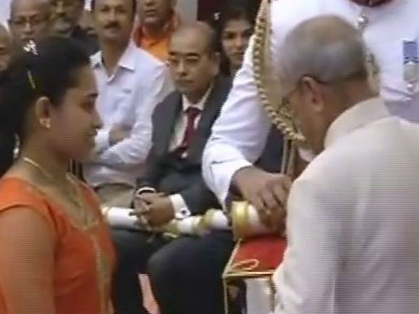 நடக்க முடியாமல் நடந்துவந்த தீபா கர்மாகருக்கு இறங்கி வந்து விருது ...