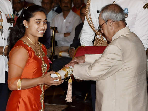 நடக்க முடியாமல் நடந்துவந்த தீபா கர்மாகருக்கு இறங்கி வந்து விருது ...