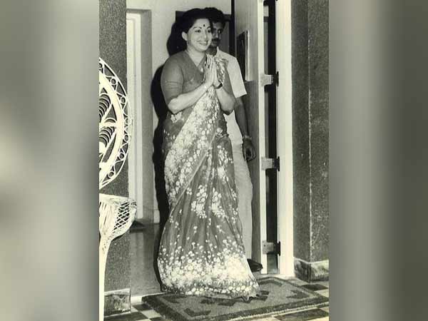 ஜெயலலிதாவின் படத்தை வெளியிட்ட ஜெயானந்த்... ஆனா இது வேற படம் ...