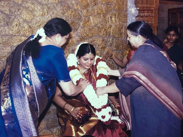 வளையல் போட்ட ஜெ.. 12 வருடங்களுக்குப் பிறகு போட்டோக்களை பகிர்ந்த ...