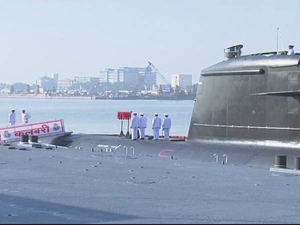 ஐ.என்.எஸ். கல்வாரி நீர்மூழ்கிக் கப்பலை நாட்டுக்கு அர்ப்பணித்தார் ...