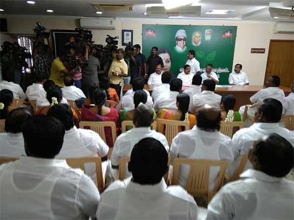 அதிமுக எம்எல்ஏக்கள் கூட்டம் நிறைவு.. தினகரன் விமர்சித்தால் ...