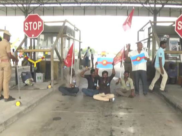 கயத்தாறு சுங்கசாவடியை இழுத்து மூடி நாம் தமிழர் கட்சி போராட்டம் | Nam ...